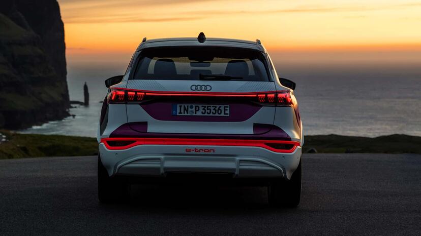 全新 Q6 e-tron 純電休旅尾燈可顯示警告標誌，Audi 的車燈技術又進化了::DDCAR 電動車